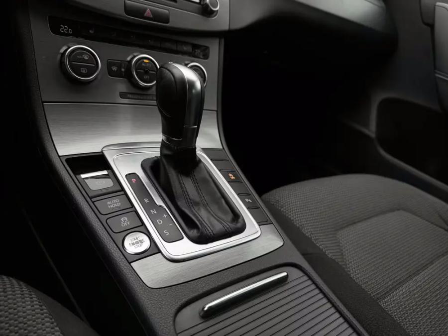 Black Volkswagen Passat B7 2014 in Riga, with an engine capacity of 2.00 L and mileage of 253 thousand km for 4990 €, photo 15 on AUTOMOTO.COM.LV