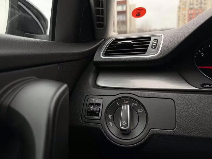 Black Volkswagen Passat B7 2014 in Riga, with an engine capacity of 2.00 L and mileage of 253 thousand km for 4990 €, photo 28 on AUTOMOTO.COM.LV