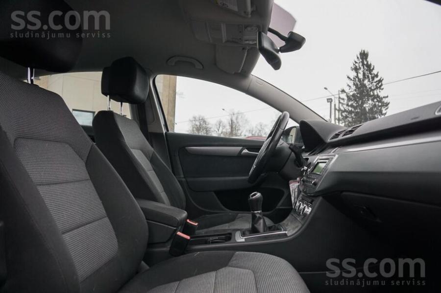 Blue Volkswagen Passat B7 2012 in Riga, with an engine capacity of 1.80 L and mileage of 281 thousand km for 2190 €, photo 5 on AUTOMOTO.COM.LV