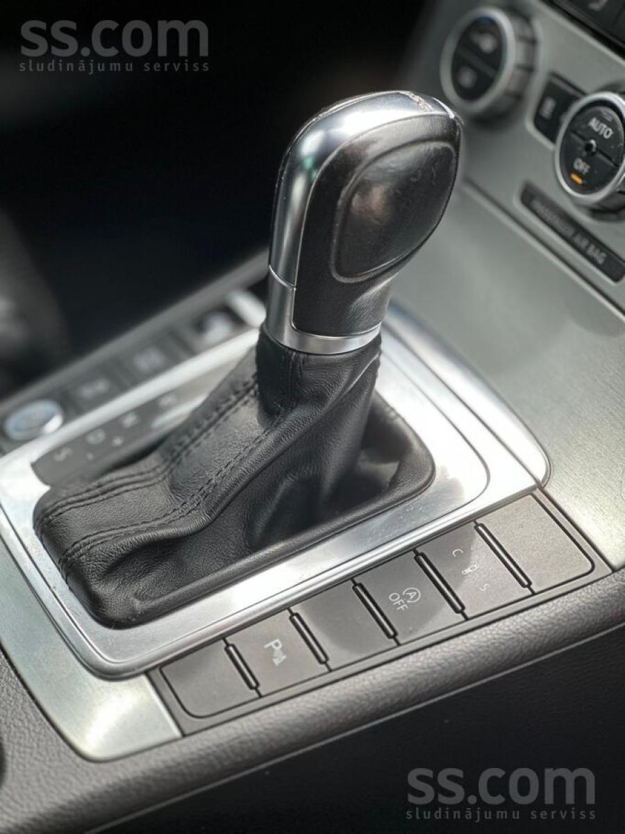 Blue Volkswagen Passat B7 2012 in Riga, with an engine capacity of 2.00 L and mileage of 215 thousand km for 9200 €, photo 11 on AUTOMOTO.COM.LV