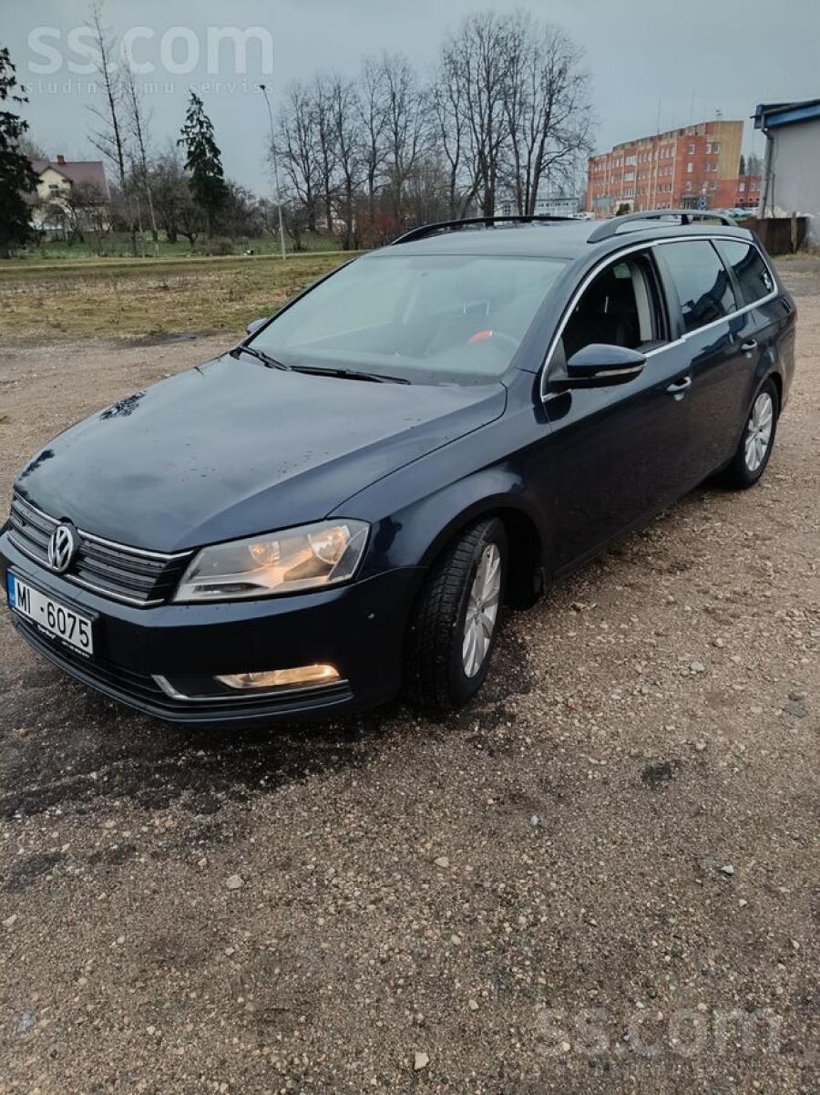 Blue Volkswagen Passat B7 2013 in Limbazi, with an engine capacity of 1.60 L and mileage of 441 thousand km for 5200 €, photo 3 on AUTOMOTO.COM.LV