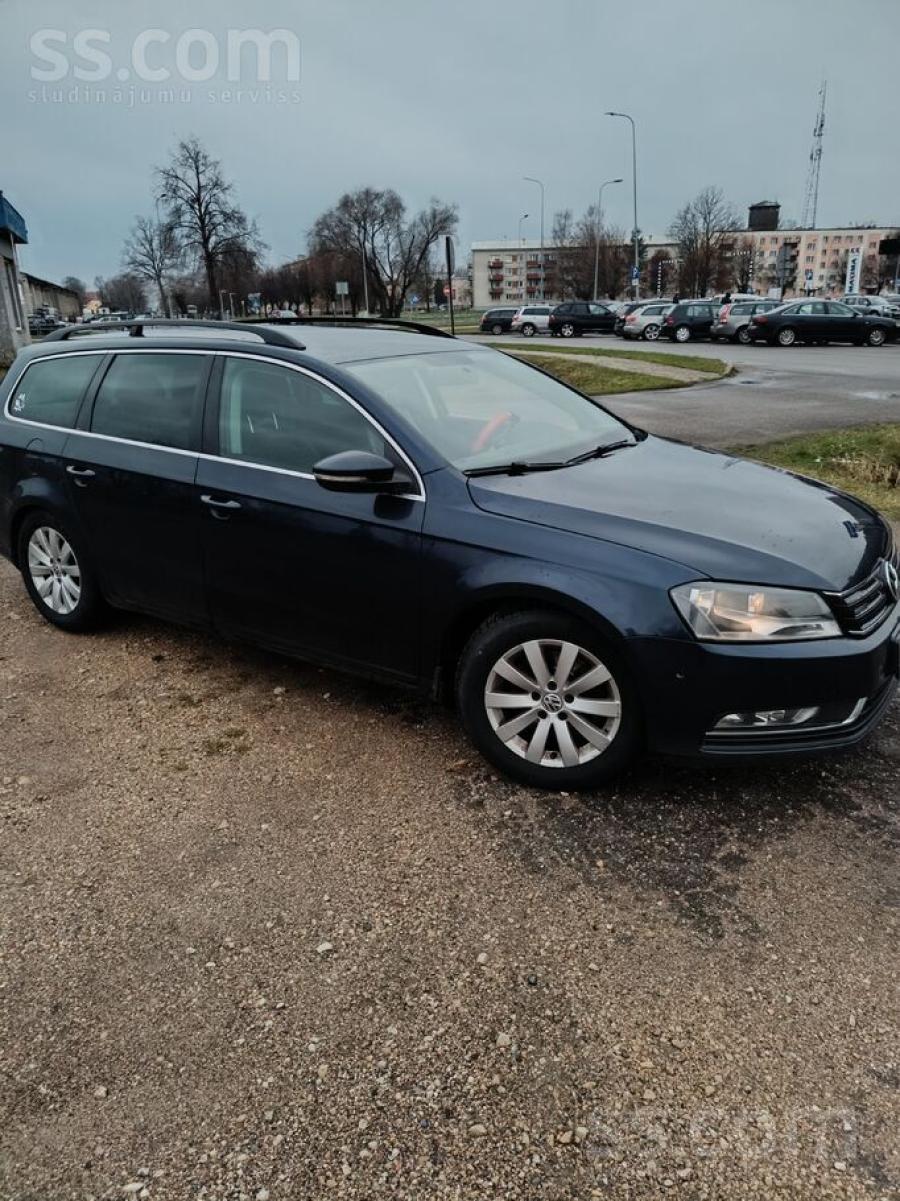 Blue Volkswagen Passat B7 2013 in Limbazi, with an engine capacity of 1.60 L and mileage of 441 thousand km for 5200 €, photo 4 on AUTOMOTO.COM.LV