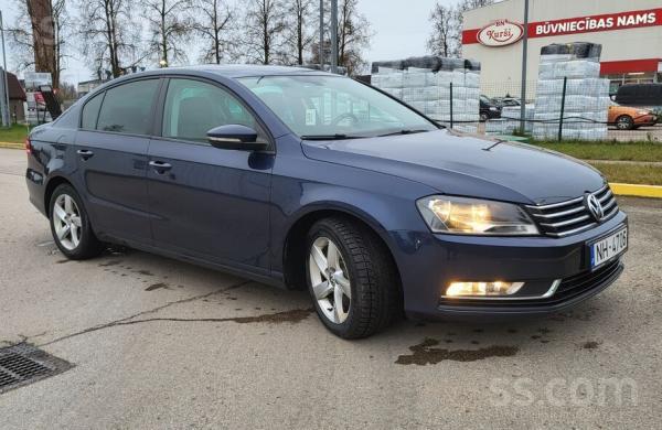 Blue Volkswagen Passat B7 2013 in Jelgava, with an engine capacity of 1.60 L and mileage of 321 thousand km for 4700 €, photo 1 on AUTOMOTO.COM.LV