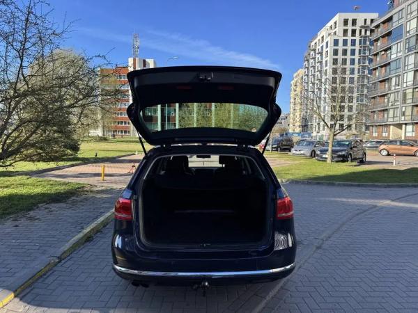 Blue Volkswagen Passat B7 2011 in Riga, with an engine capacity of 2.00 L and mileage of 357 thousand km for 4490 €, photo 5 on AUTOMOTO.COM.LV
