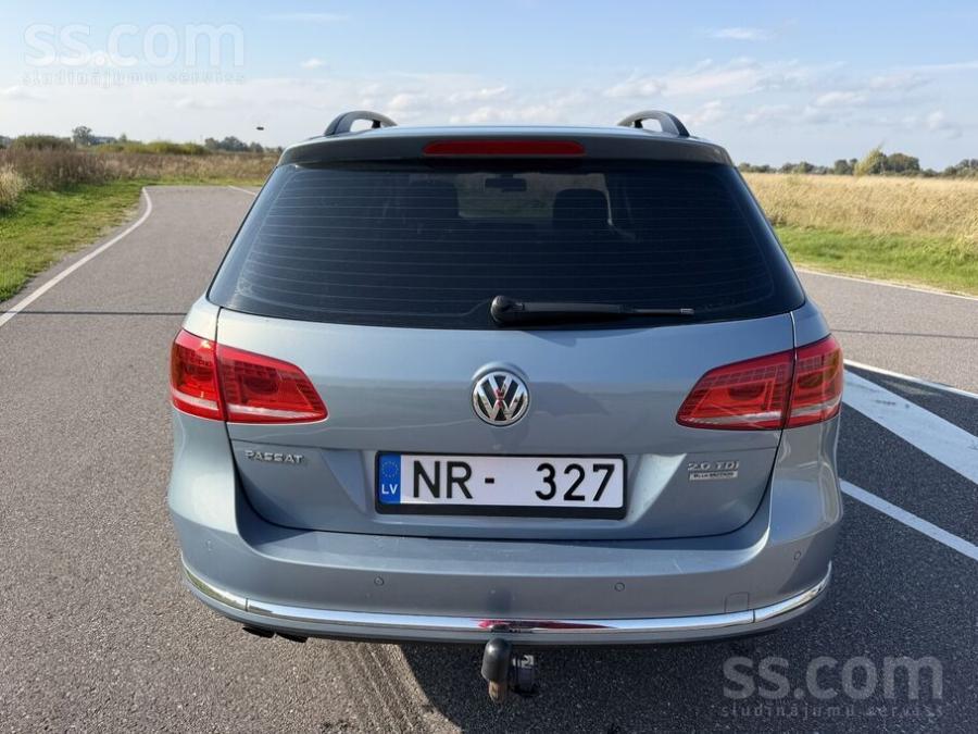 Blue Volkswagen Passat B7 2011 in Bauska, with an engine capacity of 2.00 L and mileage of 333 thousand km for 5490 €, photo 3 on AUTOMOTO.COM.LV