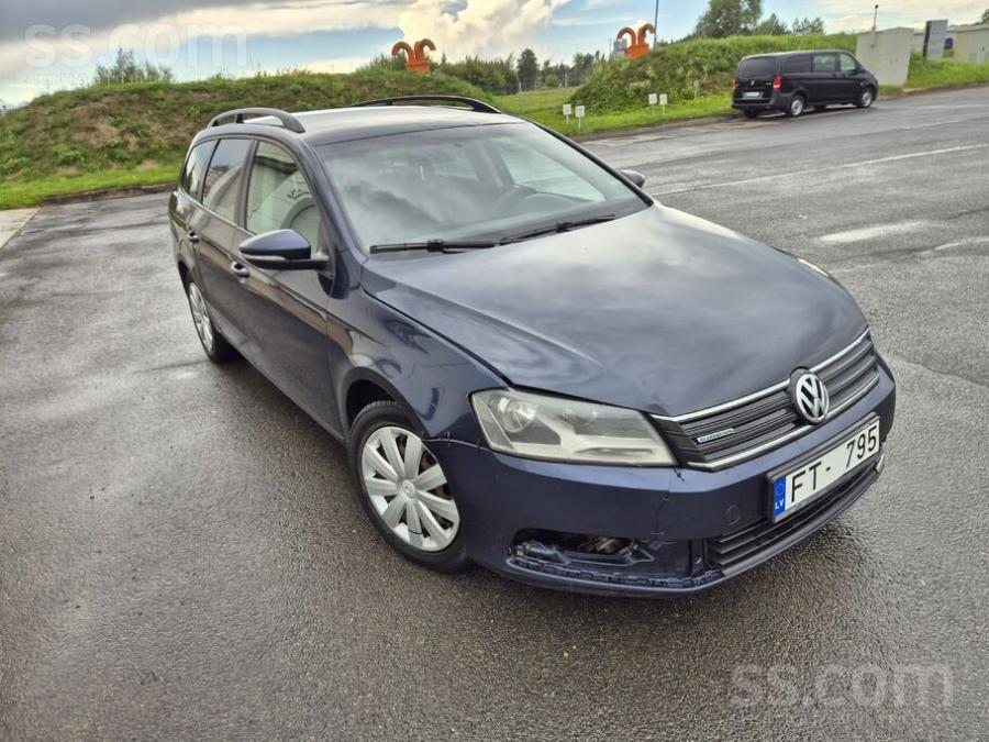 Blue Volkswagen Passat B7 2012 in Riga, with an engine capacity of 1.60 L and mileage of 447 thousand km for 2990 €, photo 3 on AUTOMOTO.COM.LV
