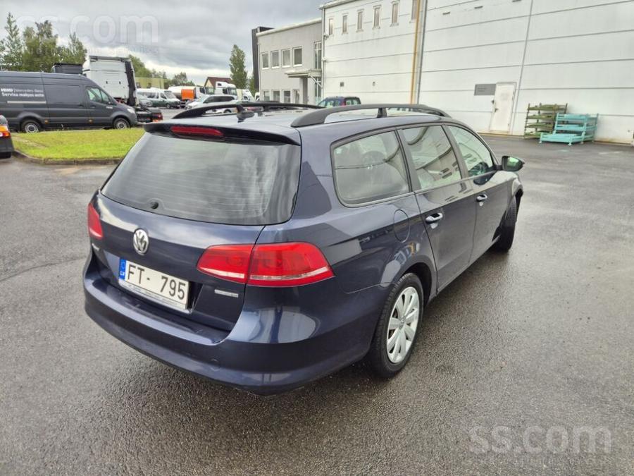 Blue Volkswagen Passat B7 2012 in Riga, with an engine capacity of 1.60 L and mileage of 447 thousand km for 2990 €, photo 4 on AUTOMOTO.COM.LV