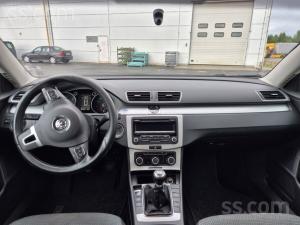 Blue Volkswagen Passat B7 2012 in Riga, with an engine capacity of 1.60 L and mileage of 447 thousand km for 2990 €, photo 7 on AUTOMOTO.COM.LV