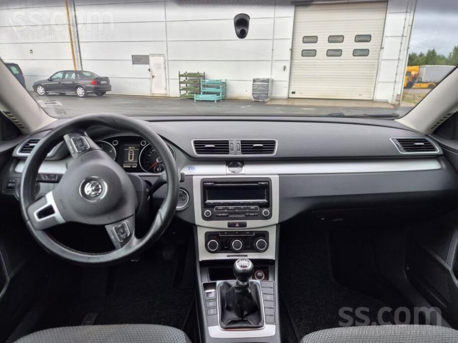 Blue Volkswagen Passat B7 2012 in Riga, with an engine capacity of 1.60 L and mileage of 447 thousand km for 2990 €, photo 7 on AUTOMOTO.COM.LV