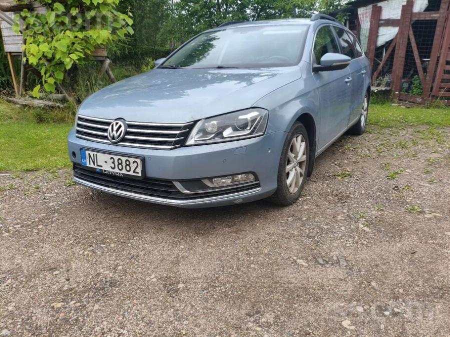 Blue Volkswagen Passat B7 2013 in Riga, with an engine capacity of 2.00 L and mileage of 418 thousand km for 3200 €, photo 1 on AUTOMOTO.COM.LV