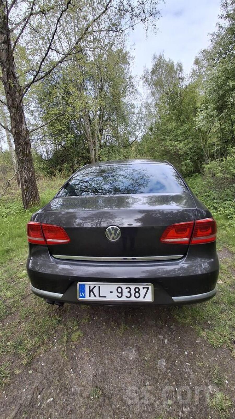 Brown Volkswagen Passat B7 2011 in Riga, with an engine capacity of 2.00 L and mileage of 320 thousand km for 5200 €, photo 5 on AUTOMOTO.COM.LV