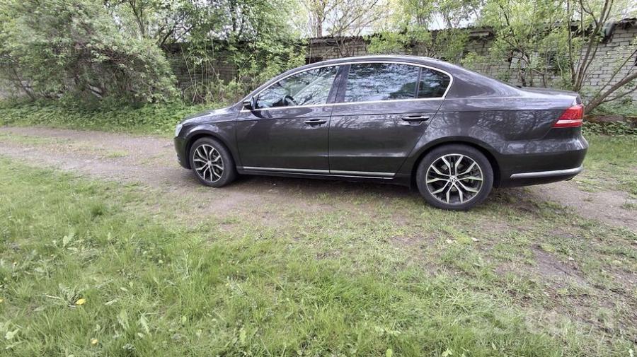 Brown Volkswagen Passat B7 2011 in Riga, with an engine capacity of 2.00 L and mileage of 320 thousand km for 5200 €, photo 6 on AUTOMOTO.COM.LV