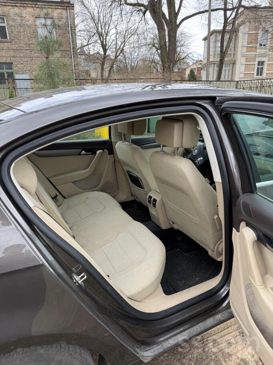 Brūns Volkswagen Passat B7 2013 Rīga, ar dzinēja tilpumu 2.00 L un nobraukumu 352 tūkst. km par 3900 €, foto 7 vietnē AUTOMOTO.COM.LV