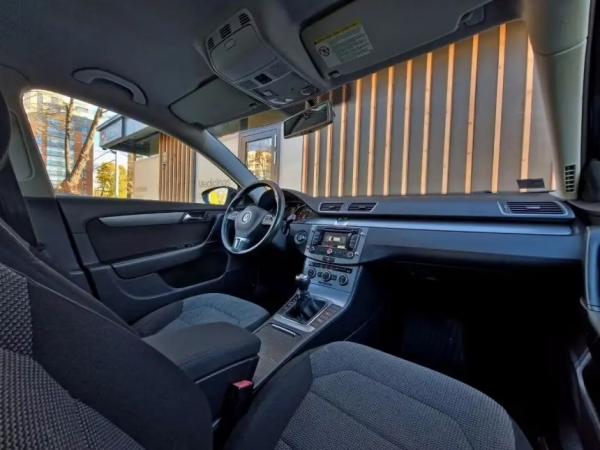 Brown Volkswagen Passat B7 2012 in Riga, with an engine capacity of 1.60 L and mileage of 401 thousand km for 3990 €, photo 3 on AUTOMOTO.COM.LV