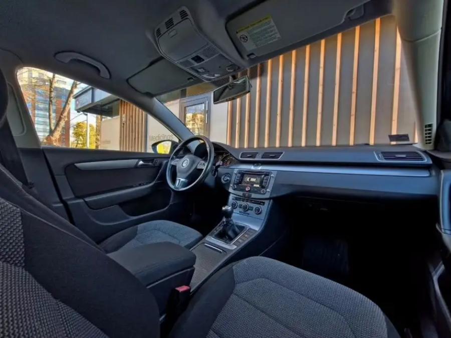 Brown Volkswagen Passat B7 2012 in Riga, with an engine capacity of 1.60 L and mileage of 401 thousand km for 3990 €, photo 4 on AUTOMOTO.COM.LV
