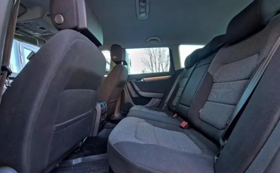 Brown Volkswagen Passat B7 2012 in Riga, with an engine capacity of 1.60 L and mileage of 401 thousand km for 3990 €, photo 5 on AUTOMOTO.COM.LV