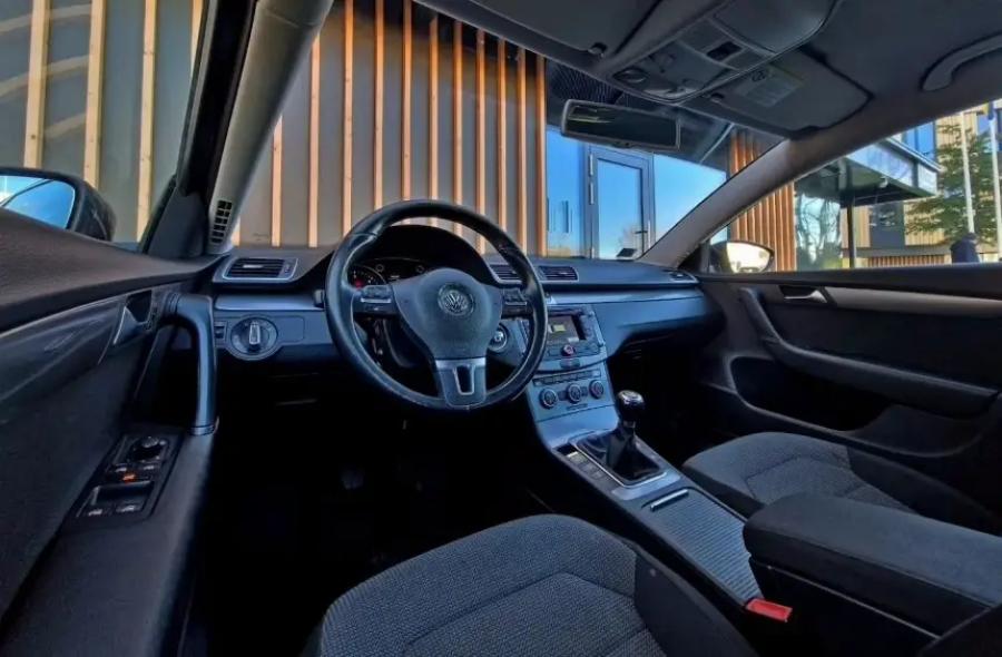 Brown Volkswagen Passat B7 2012 in Riga, with an engine capacity of 1.60 L and mileage of 401 thousand km for 3990 €, photo 18 on AUTOMOTO.COM.LV