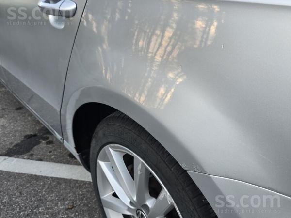 Pelēks Volkswagen Passat B7 2011 Daugavpils, ar dzinēja tilpumu 2.00 L un nobraukumu 289 tūkst. km par 3700 €, foto 5 vietnē AUTOMOTO.COM.LV