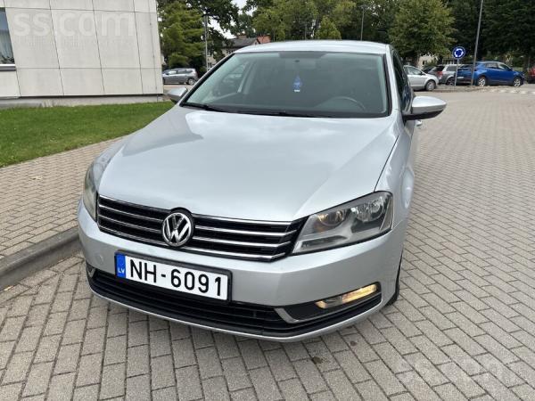 Grey Volkswagen Passat B7 2011 in Valmiera, with an engine capacity of 1.60 L and mileage of 311 thousand km for 2550 €, photo 2 on AUTOMOTO.COM.LV