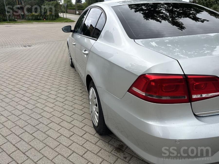 Grey Volkswagen Passat B7 2011 in Valmiera, with an engine capacity of 1.60 L and mileage of 311 thousand km for 2550 €, photo 8 on AUTOMOTO.COM.LV