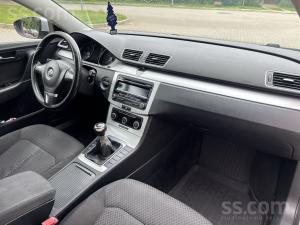 Grey Volkswagen Passat B7 2011 in Valmiera, with an engine capacity of 1.60 L and mileage of 311 thousand km for 2550 €, photo 10 on AUTOMOTO.COM.LV