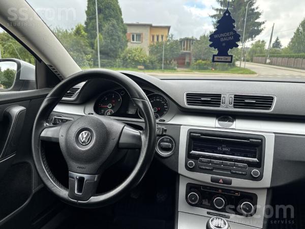 Grey Volkswagen Passat B7 2011 in Valmiera, with an engine capacity of 1.60 L and mileage of 311 thousand km for 2550 €, photo 10 on AUTOMOTO.COM.LV