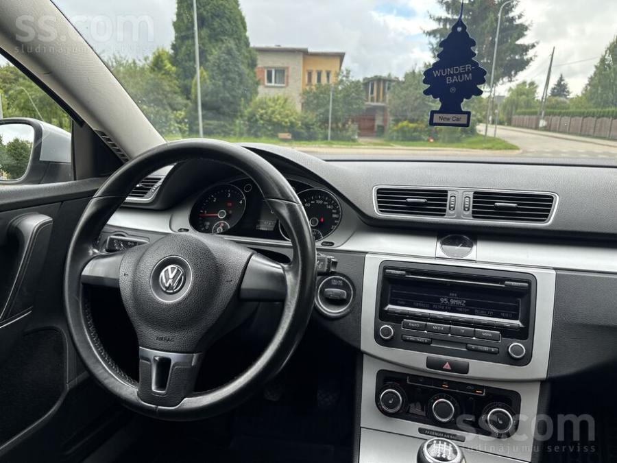 Grey Volkswagen Passat B7 2011 in Valmiera, with an engine capacity of 1.60 L and mileage of 311 thousand km for 2550 €, photo 11 on AUTOMOTO.COM.LV