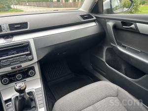 Grey Volkswagen Passat B7 2011 in Valmiera, with an engine capacity of 1.60 L and mileage of 311 thousand km for 2550 €, photo 12 on AUTOMOTO.COM.LV