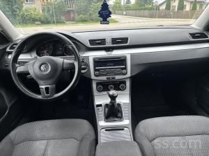 Grey Volkswagen Passat B7 2011 in Valmiera, with an engine capacity of 1.60 L and mileage of 311 thousand km for 2550 €, photo 13 on AUTOMOTO.COM.LV