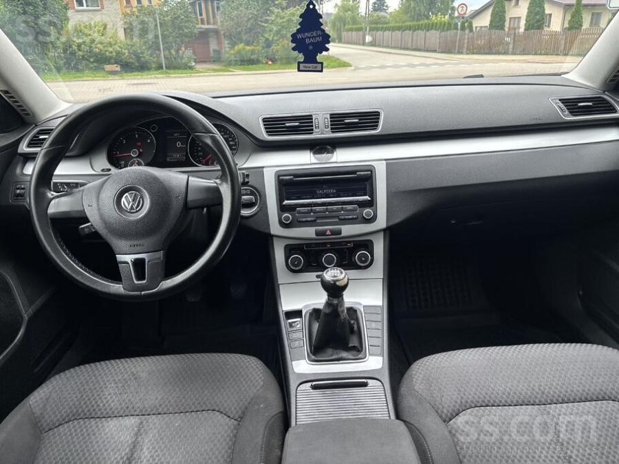 Grey Volkswagen Passat B7 2011 in Valmiera, with an engine capacity of 1.60 L and mileage of 311 thousand km for 2550 €, photo 13 on AUTOMOTO.COM.LV