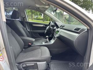 Grey Volkswagen Passat B7 2011 in Valmiera, with an engine capacity of 1.60 L and mileage of 311 thousand km for 2550 €, photo 14 on AUTOMOTO.COM.LV