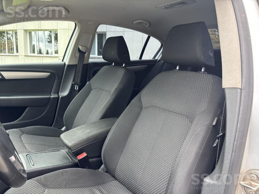 Grey Volkswagen Passat B7 2011 in Valmiera, with an engine capacity of 1.60 L and mileage of 311 thousand km for 2550 €, photo 15 on AUTOMOTO.COM.LV