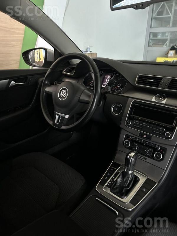 Grey Volkswagen Passat B7 2011 in Riga, with an engine capacity of 2.00 L and mileage of 284 thousand km for 3900 €, photo 8 on AUTOMOTO.COM.LV