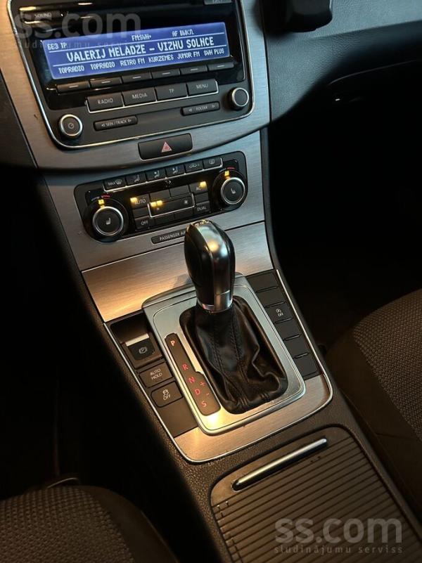 Grey Volkswagen Passat B7 2011 in Riga, with an engine capacity of 2.00 L and mileage of 284 thousand km for 3900 €, photo 10 on AUTOMOTO.COM.LV
