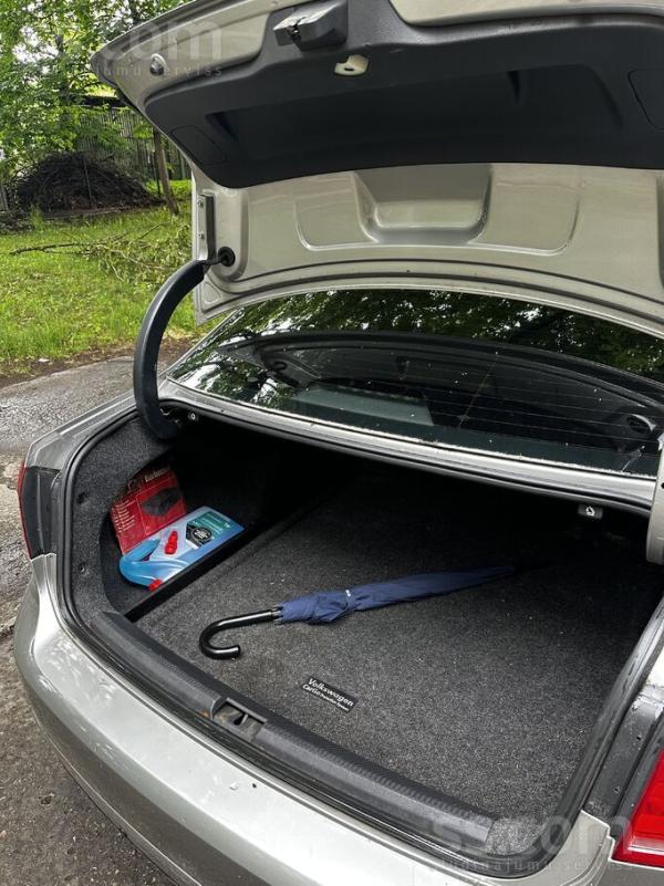 Grey Volkswagen Passat B7 2012 in Riga, with an engine capacity of 2.00 L and mileage of 221 thousand km for 5200 €, photo 6 on AUTOMOTO.COM.LV