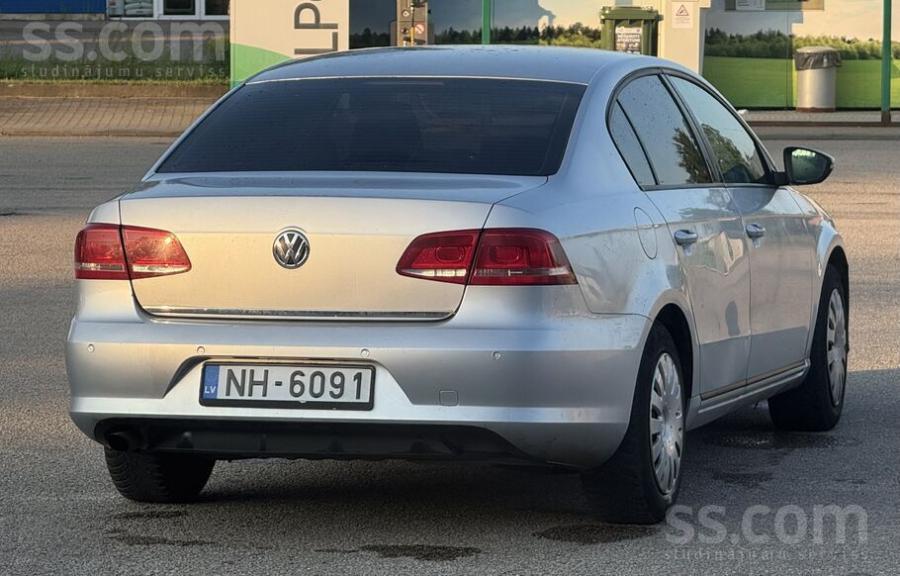 Grey Volkswagen Passat B7 2012 in Valmiera, with an engine capacity of 1.60 L and mileage of 320 thousand km for 3250 €, photo 4 on AUTOMOTO.COM.LV