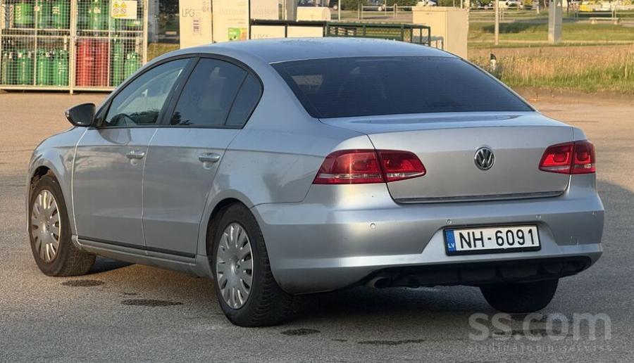 Grey Volkswagen Passat B7 2012 in Valmiera, with an engine capacity of 1.60 L and mileage of 320 thousand km for 3250 €, photo 5 on AUTOMOTO.COM.LV