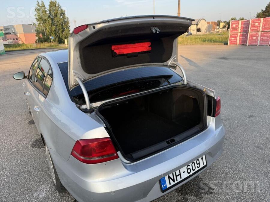 Grey Volkswagen Passat B7 2012 in Valmiera, with an engine capacity of 1.60 L and mileage of 320 thousand km for 3250 €, photo 6 on AUTOMOTO.COM.LV