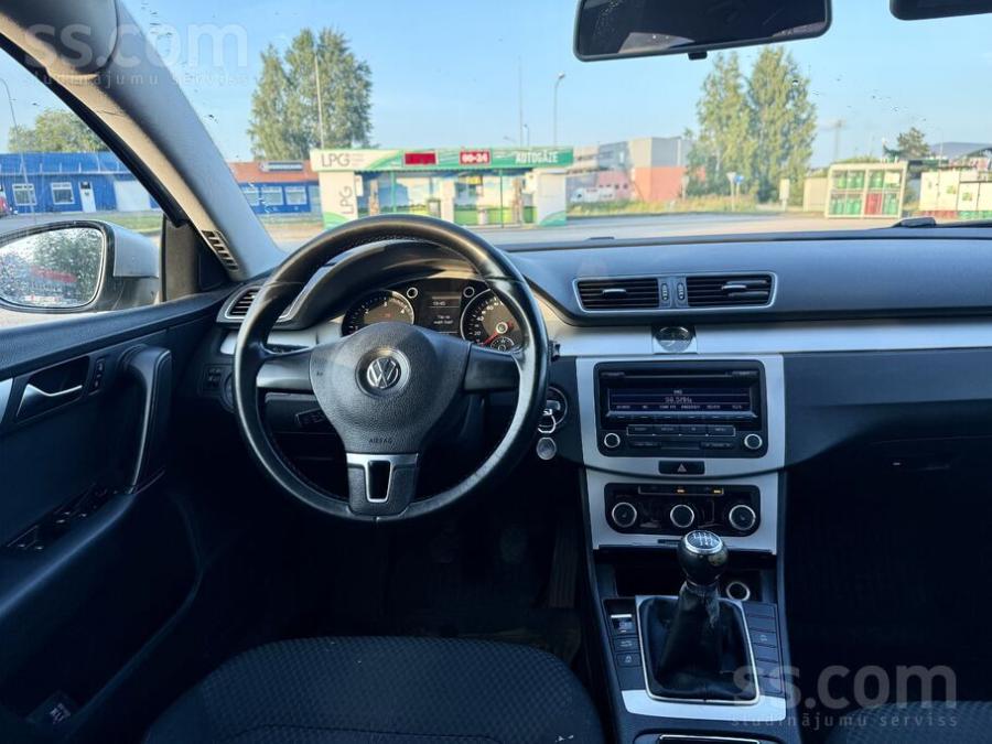 Grey Volkswagen Passat B7 2012 in Valmiera, with an engine capacity of 1.60 L and mileage of 320 thousand km for 3250 €, photo 7 on AUTOMOTO.COM.LV