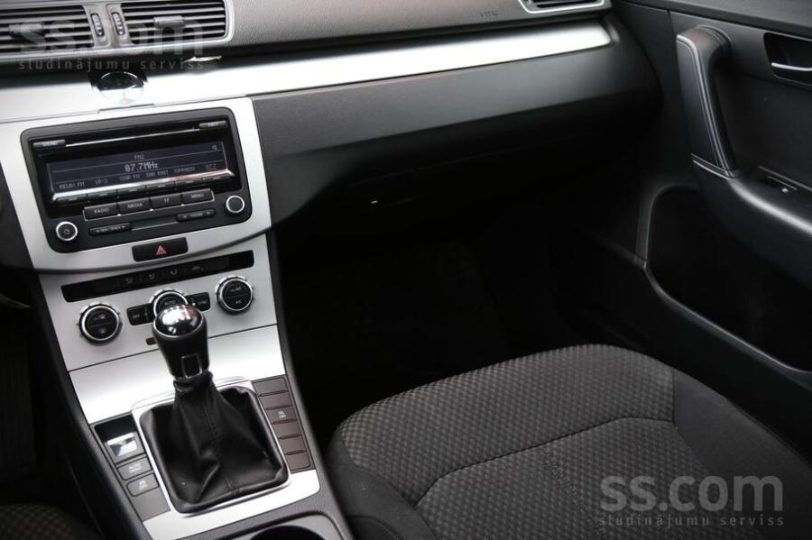 Pelēks Volkswagen Passat B7 2013 Rīga, ar dzinēja tilpumu 2.00 L un nobraukumu 335 tūkst. km par 3495 €, foto 9 vietnē AUTOMOTO.COM.LV