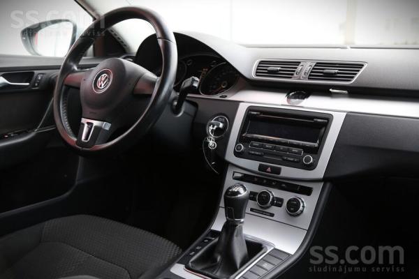 Grey Volkswagen Passat B7 2013 in Riga, with an engine capacity of 2.00 L and mileage of 335 thousand km for 3495 €, photo 10 on AUTOMOTO.COM.LV