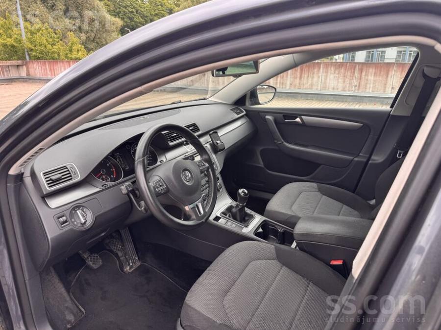 Grey Volkswagen Passat B7 2014 in Riga, with an engine capacity of 1.40 L and mileage of 212 thousand km for 4995 €, photo 13 on AUTOMOTO.COM.LV