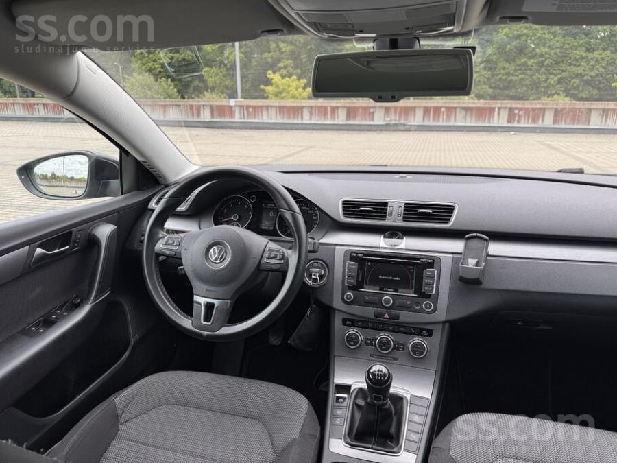 Grey Volkswagen Passat B7 2014 in Riga, with an engine capacity of 1.40 L and mileage of 212 thousand km for 4995 €, photo 14 on AUTOMOTO.COM.LV