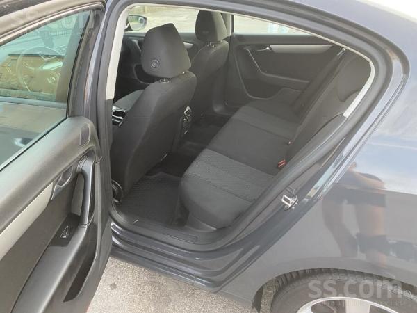 Grey Volkswagen Passat B7 2014 in Riga, with an engine capacity of 2.00 L and mileage of 211 thousand km for 5350 €, photo 5 on AUTOMOTO.COM.LV