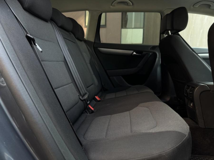Pelēks Volkswagen Passat B7 2011 Rīga, ar dzinēja tilpumu 2.00 L un nobraukumu 293 tūkst. km par 4490 €, foto 19 vietnē AUTOMOTO.COM.LV