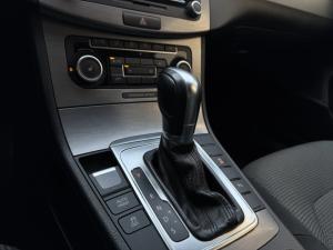 Pelēks Volkswagen Passat B7 2011 Rīga, ar dzinēja tilpumu 2.00 L un nobraukumu 293 tūkst. km par 4490 €, foto 24 vietnē AUTOMOTO.COM.LV