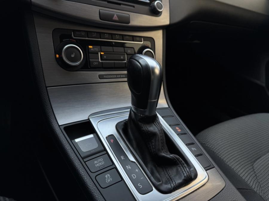 Pelēks Volkswagen Passat B7 2011 Rīga, ar dzinēja tilpumu 2.00 L un nobraukumu 293 tūkst. km par 4490 €, foto 24 vietnē AUTOMOTO.COM.LV