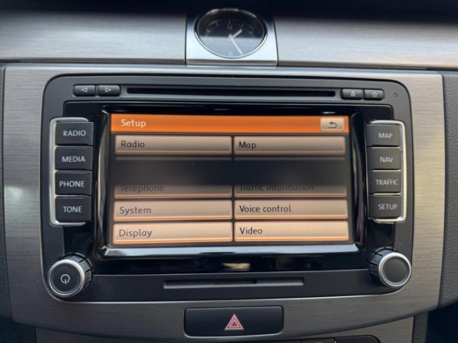 Pelēks Volkswagen Passat B7 2011 Rīga, ar dzinēja tilpumu 2.00 L un nobraukumu 293 tūkst. km par 4490 €, foto 30 vietnē AUTOMOTO.COM.LV