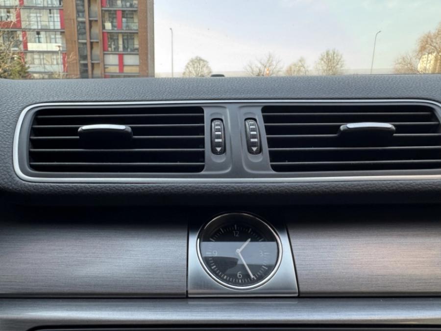 Pelēks Volkswagen Passat B7 2011 Rīga, ar dzinēja tilpumu 2.00 L un nobraukumu 293 tūkst. km par 4490 €, foto 31 vietnē AUTOMOTO.COM.LV