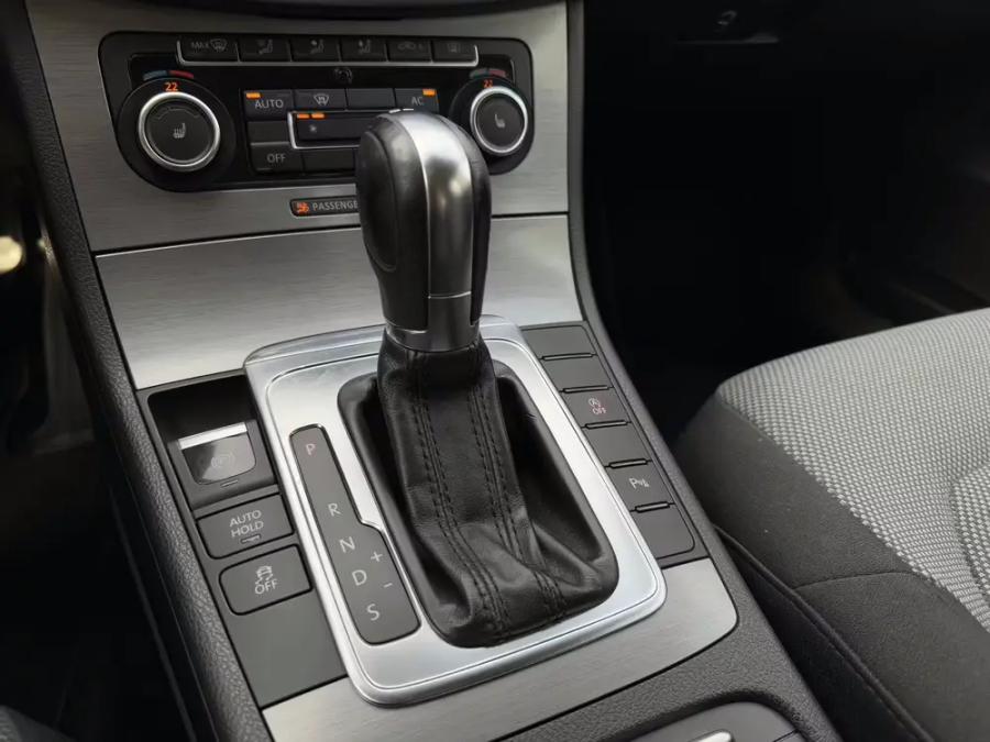 Pelēks Volkswagen Passat B7 2011 Rīga, ar dzinēja tilpumu 2.00 L un nobraukumu 411 tūkst. km par 3790 €, foto 21 vietnē AUTOMOTO.COM.LV